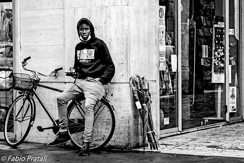 ipernity: Il venditore di ombrelli - by photosofghosts