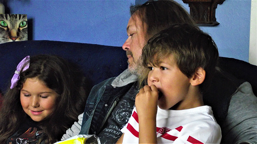 ipernity: Tony helping Chloe with her game and Josh enjoying the qualification F1 in Singapore ...